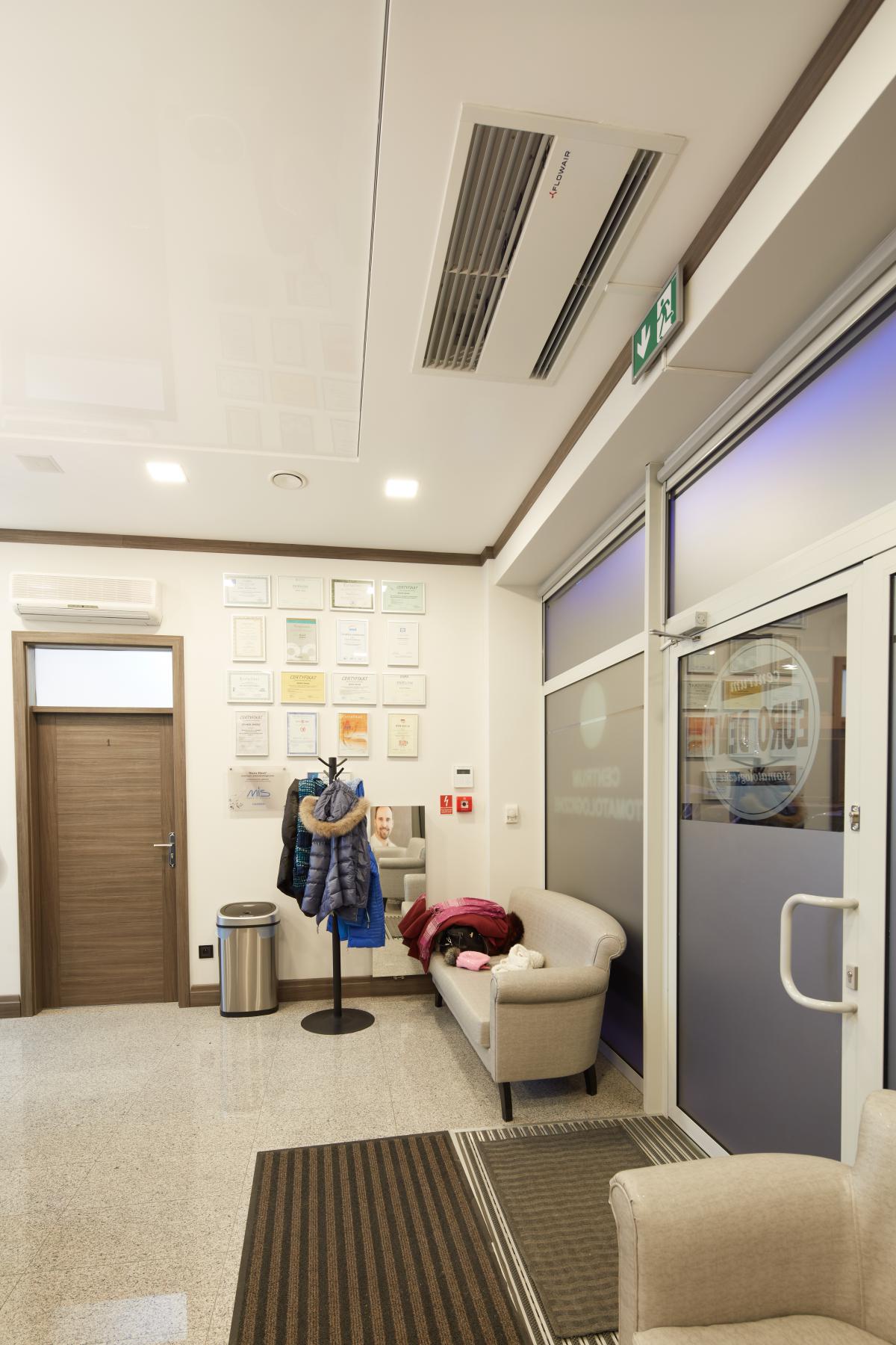 Montuojama į lubas elektrinė oro užuolaida - ELiS B E | Flowair